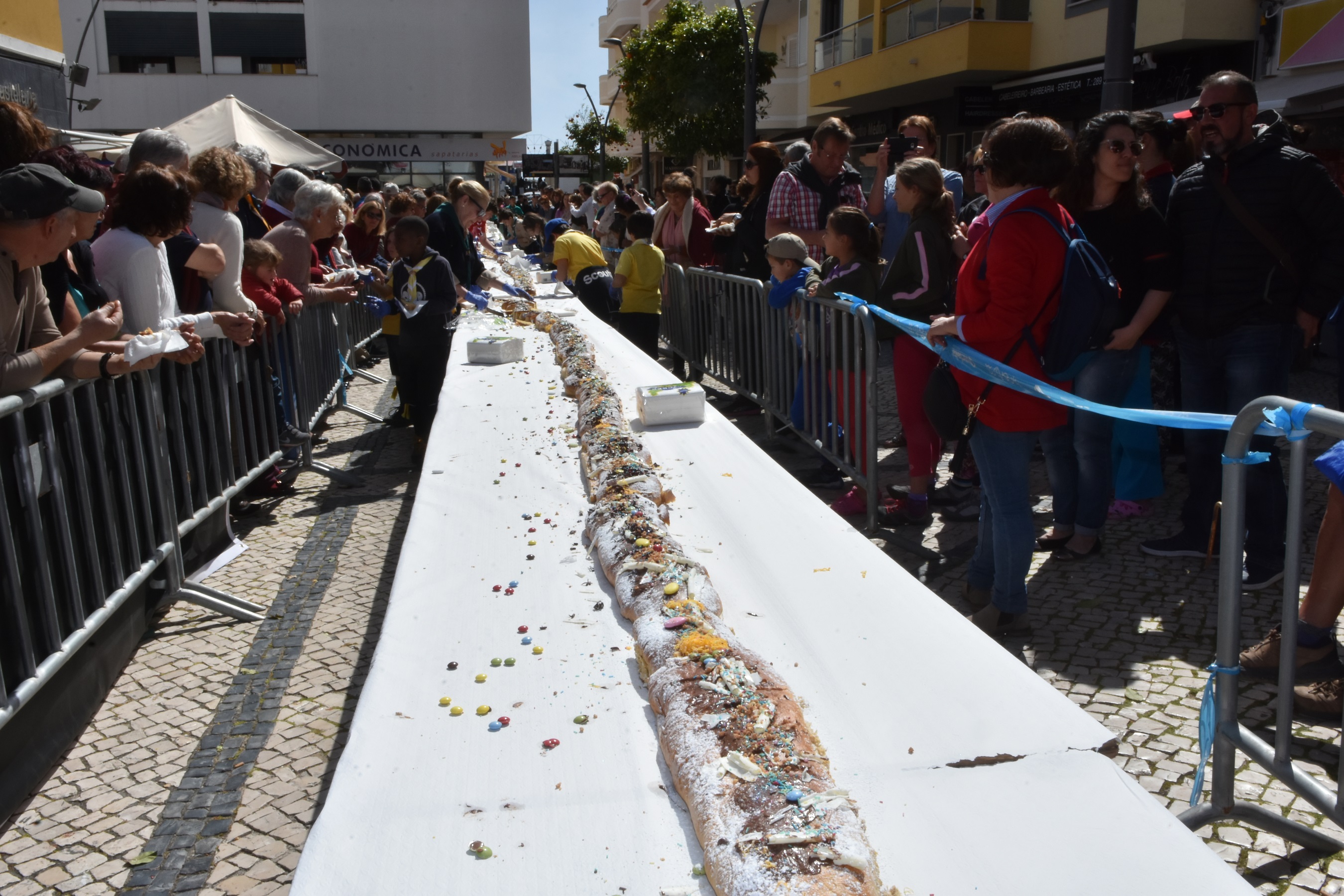 Folar gigante anima Páscoa em Quarteira – Algarve Vivo
